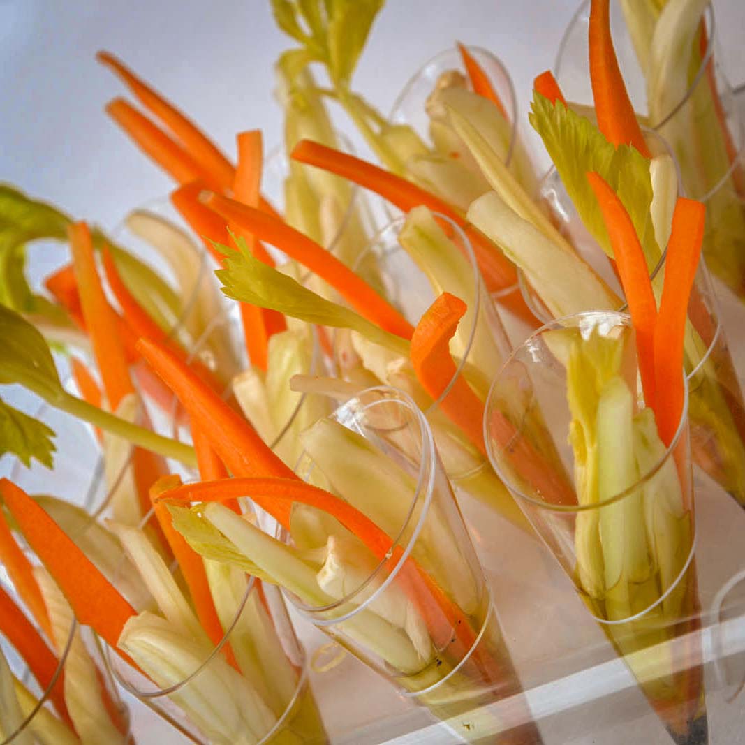 Panzanella e cazzimperio in un allegro menù di matrimonio country chic.